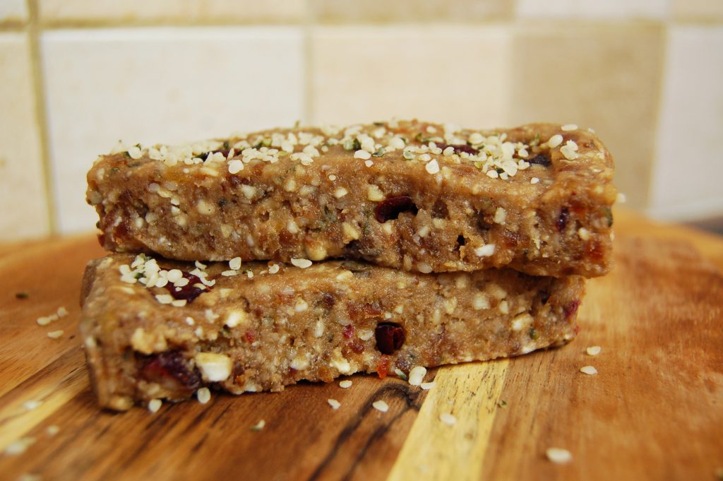 Batony żurawinowe z konopią | GrubyLoL.com